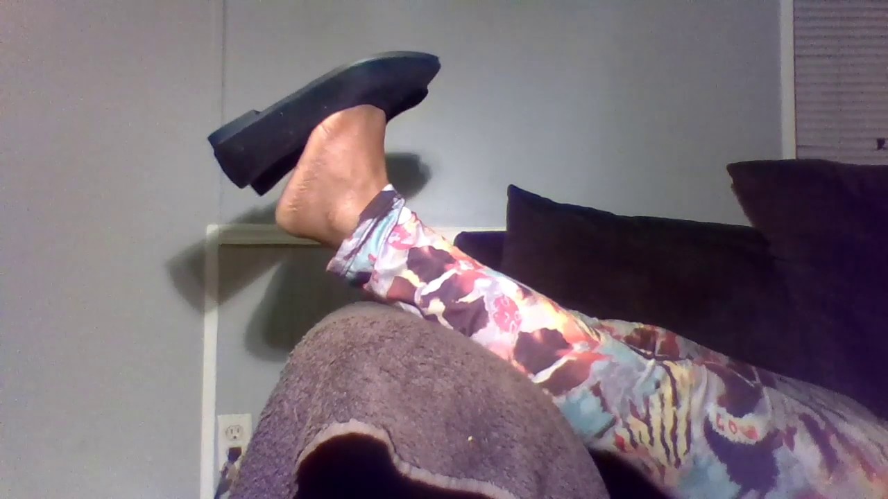 HOW LONG BEFORE THEY FALL OFF || SHOE CHALLENGE || VLOGmas day 7 - YouTube