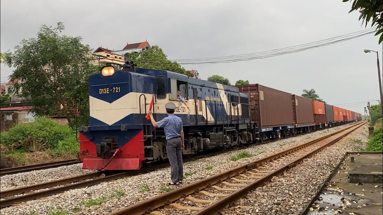 [464]D13E-721 kéo tàu hàng A4803 thông qua ga Bắc Hồng 25/5/2024 - YouTube