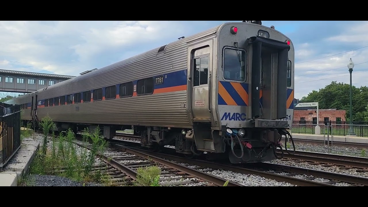 Marc SC-44 charger on westbound commuter train, Martinsburg, wv - YouTube