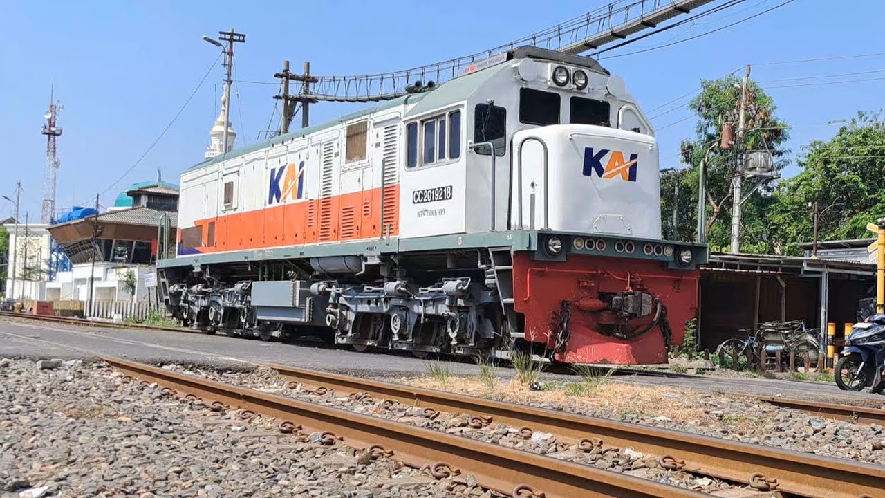 Langsiran Lokomotif CC201 92 18 - YouTube