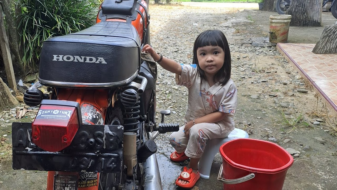 Anak Bantu Cuci Motor CB 100 Senangnya Hati ini #gowitv - YouTube