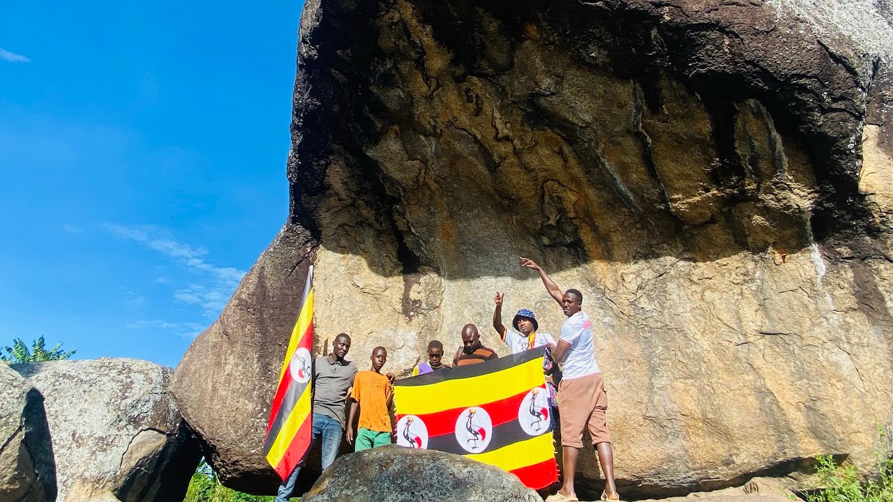 Karegyeya rock 🪨 history and origins,did u know there is a path inside ...