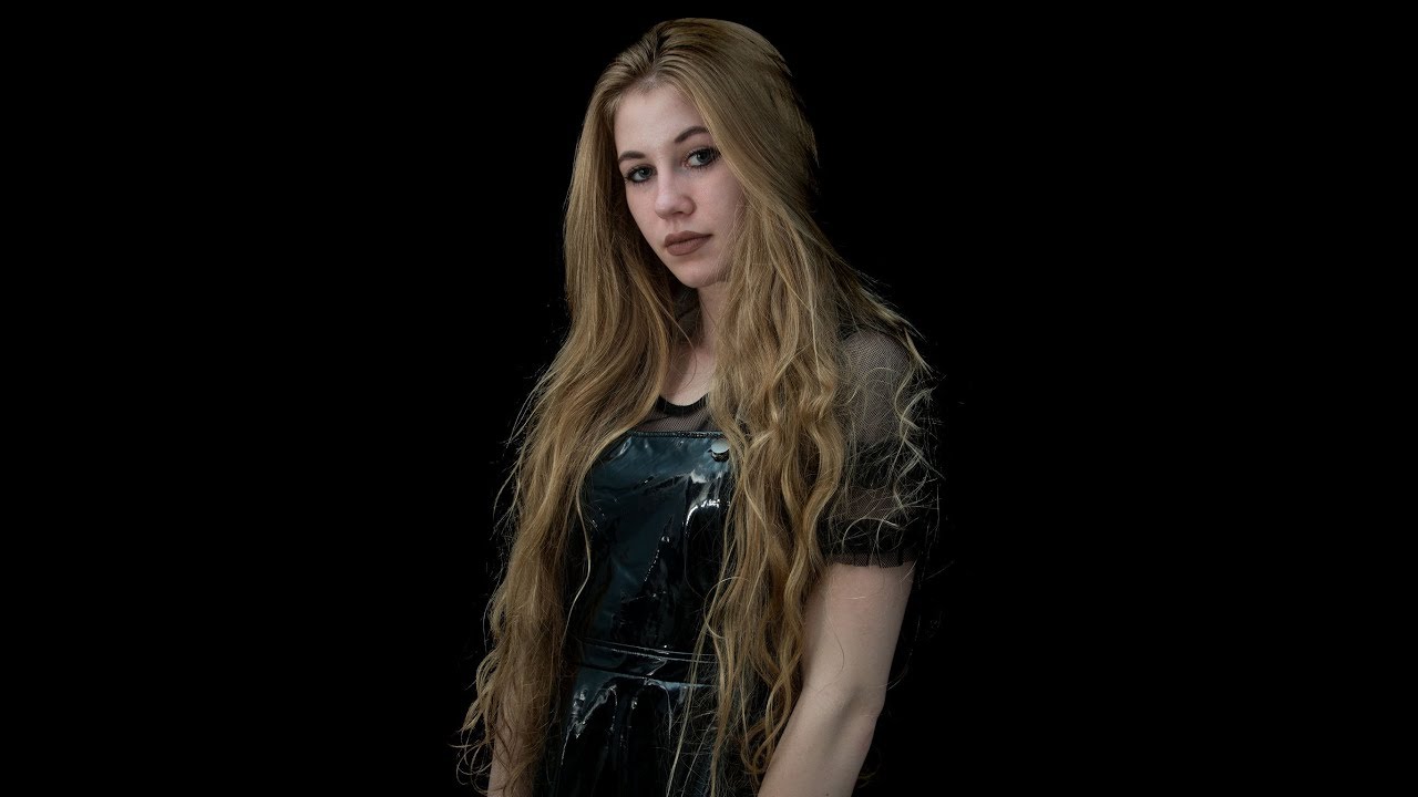 Elisabeth Matson showing her Hot Topic Haul - YouTube