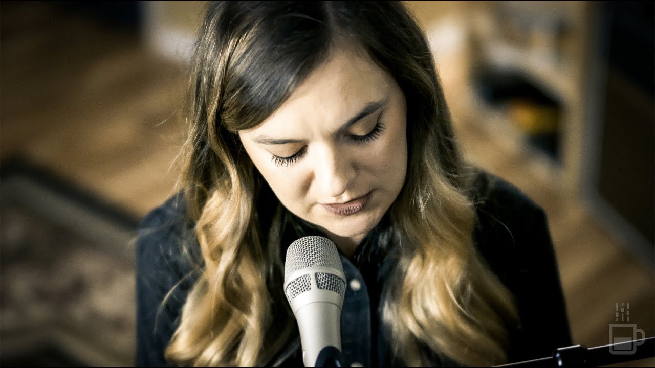 Brigitte Mena - Sun On My Back (Café Solo Songwriters Live) - YouTube
