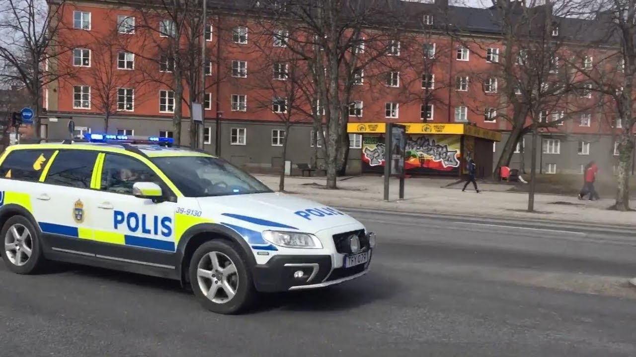 Stockholm police responding code 3 | Polis utryckning i Stockholm - YouTube