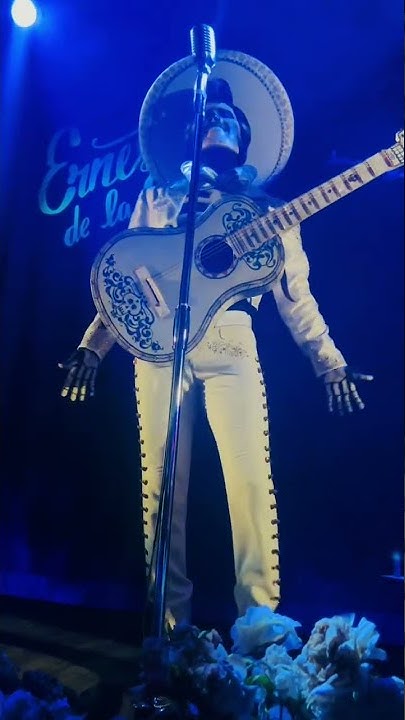 Ernesto de la Cruz Performance | Remember me | Coco - YouTube