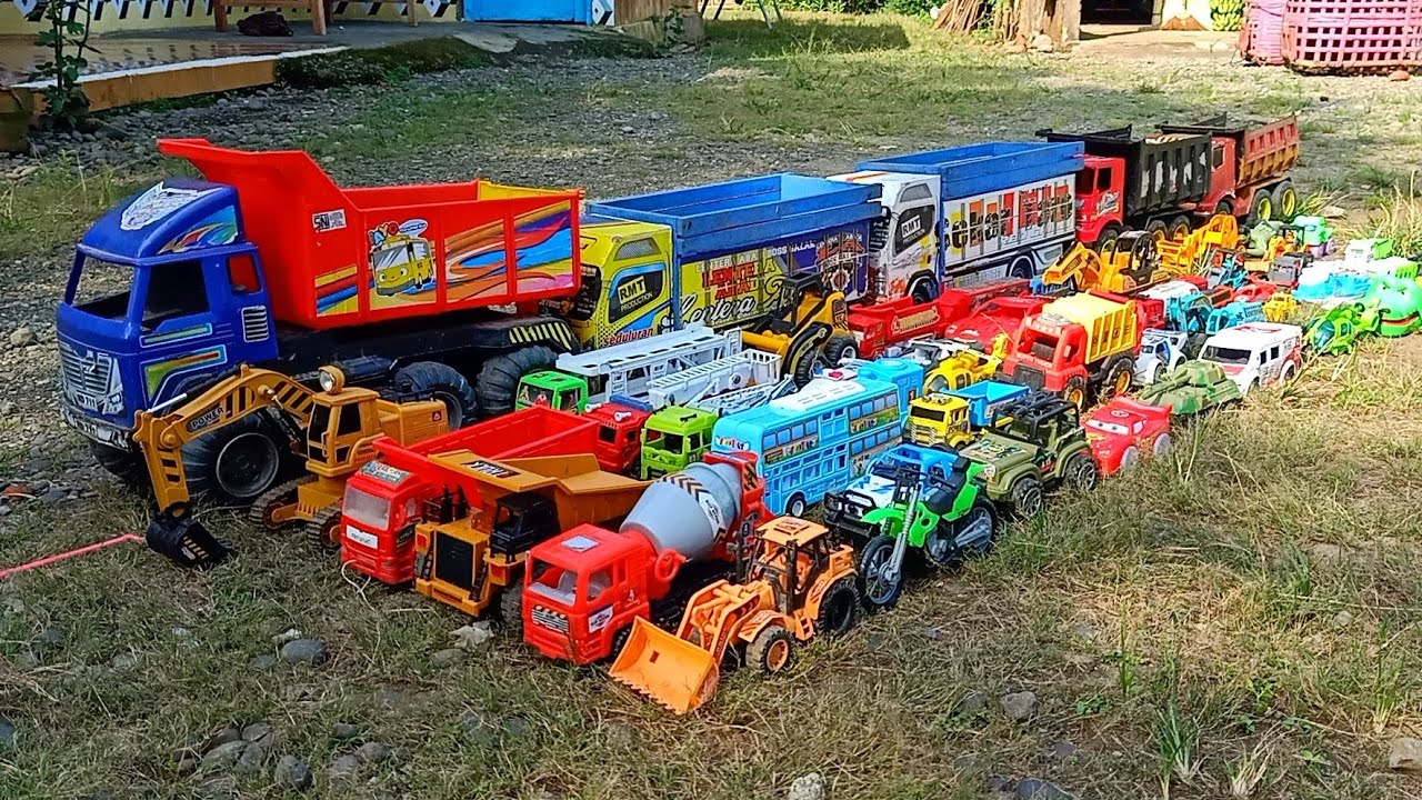 Mobil Truk Oleng Panjang Penuh Mainan Mobilan, Jeep Offroad,Teng Baja ...