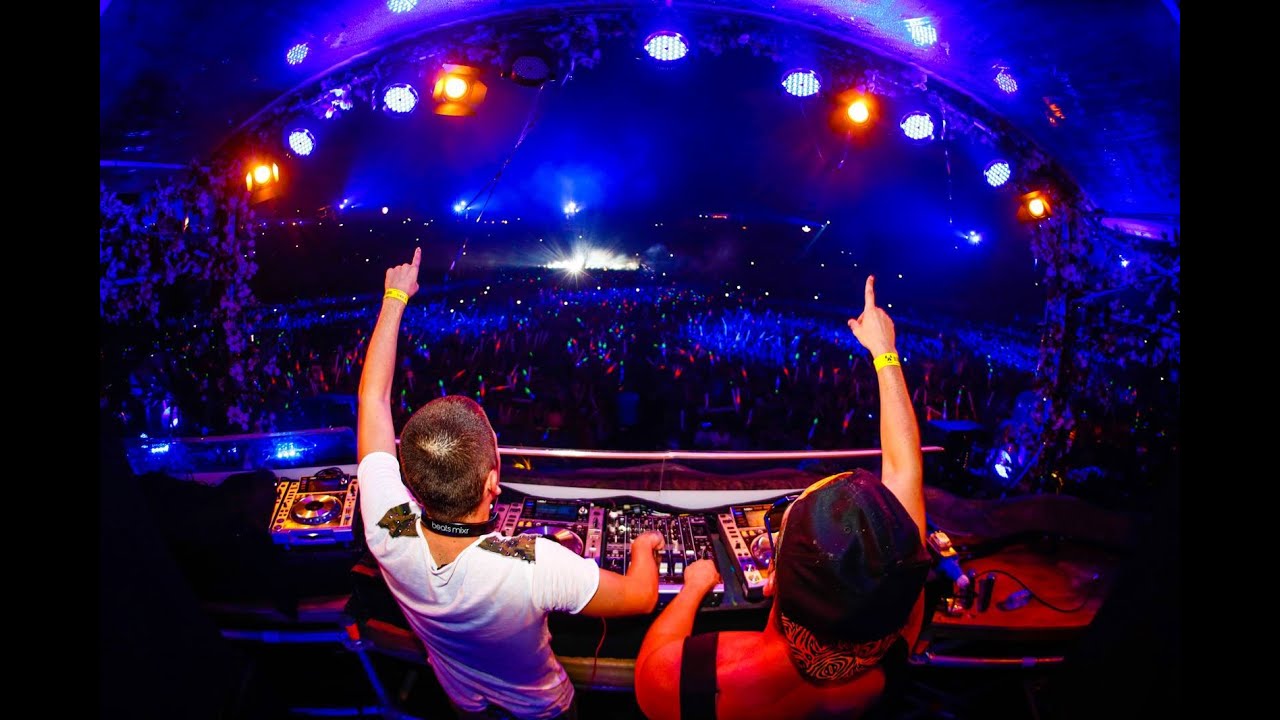 Dimitri Vegas & Like Mike - Wakanda (LIVE Tomorrowland 2013) - YouTube