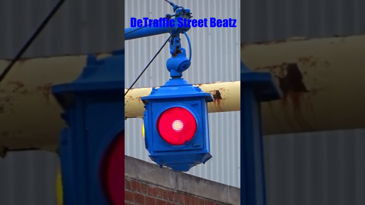 Old Blue Classic Flashing Traffic Light Beacon - YouTube