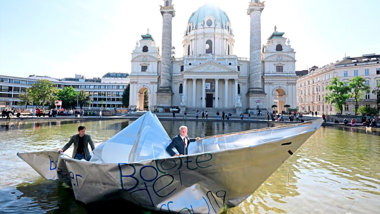 NGOs lassen überdimensionales Papierboot vor Wiener Karlskirche zu ...