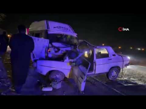 Akçakale ilçesinde minibüs ile çarpıştı
