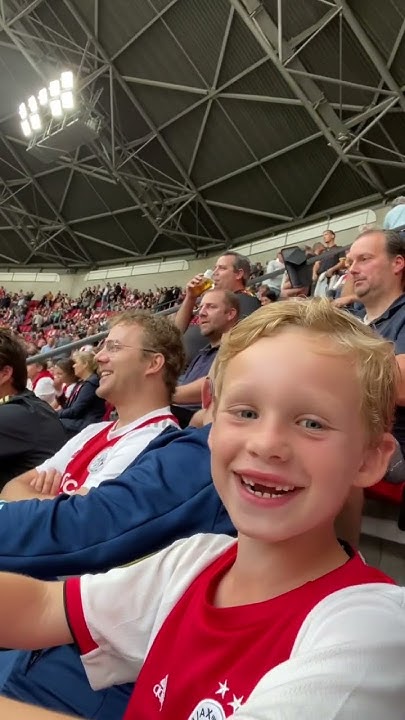 Wanneer je mee zingt met een #ajax liedje - YouTube