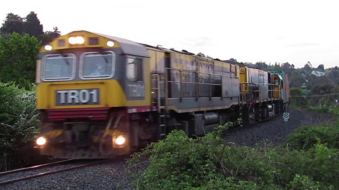 Tasrail TR01 TR02 #33 Train alongside Glenwood Road - YouTube