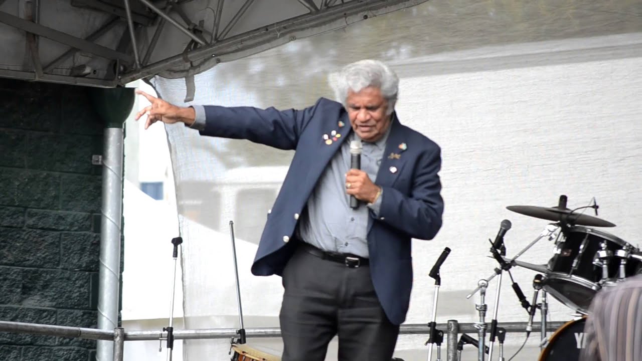 Uncle Des Sandy - Welcome to country. - YouTube