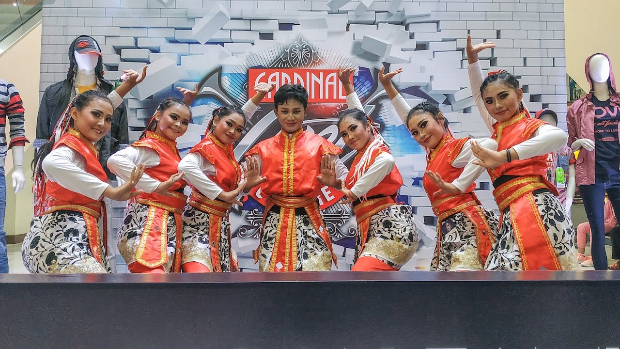 VIRAL!!DANCE MERAH PUTIH INDONESIAKU - YouTube