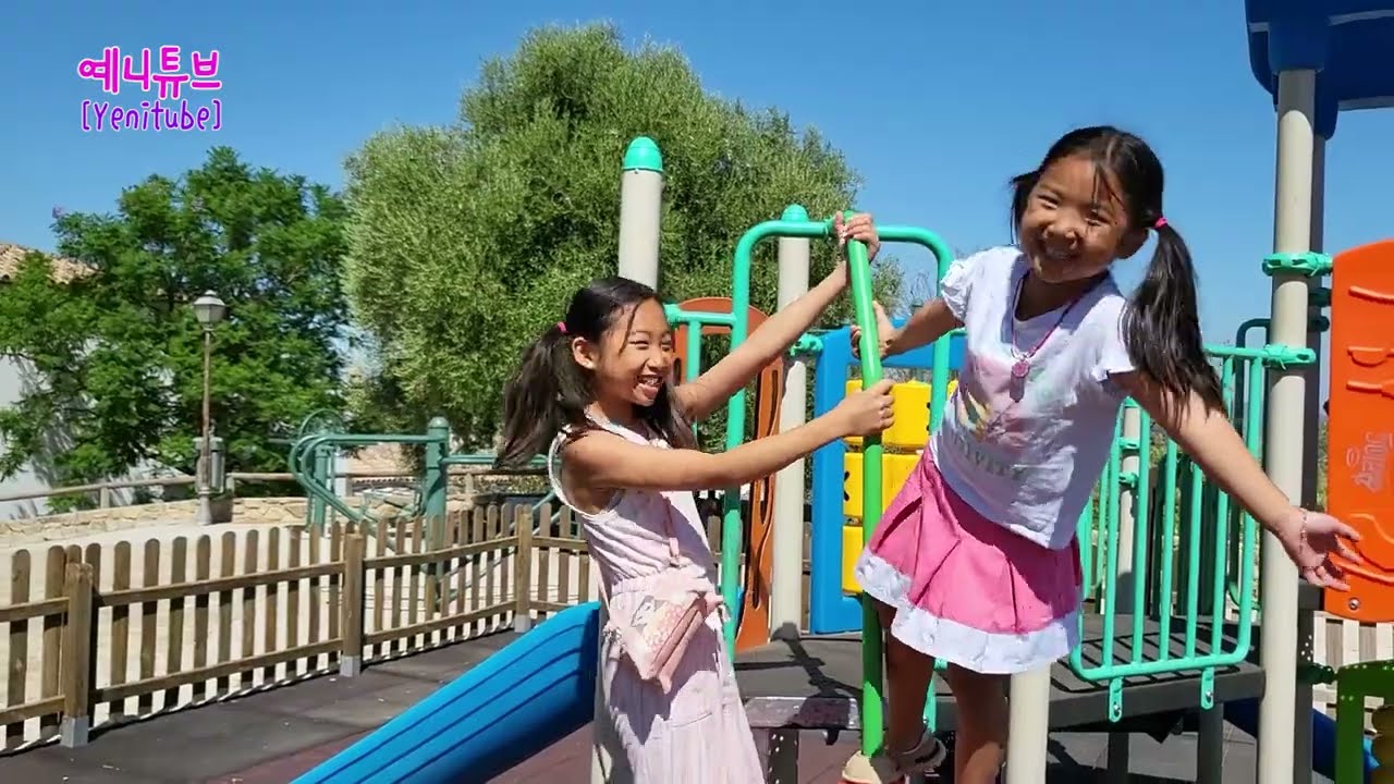 스페인 놀이터에서 미션 도전 놀이터에서 미끄럼틀타기 시소타기 숨바꼭질 운동기구까지 즐거운놀이터 나들이로 함께 떠나요