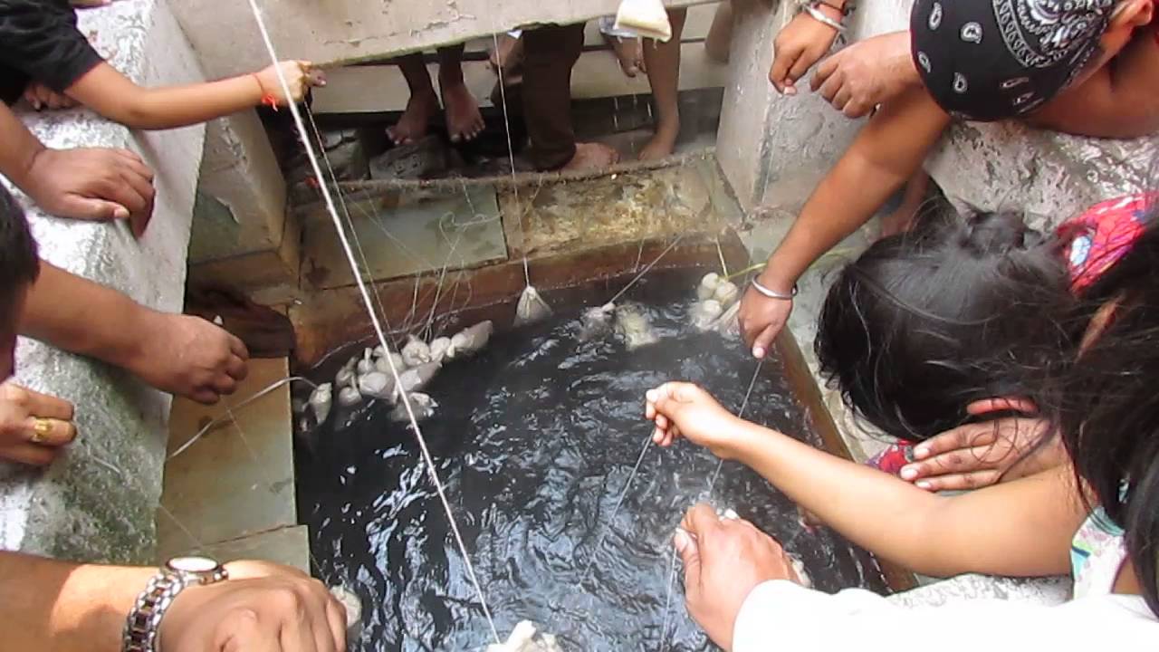 Cooking Rice & Chana in Hot Water in Manikaran - YouTube