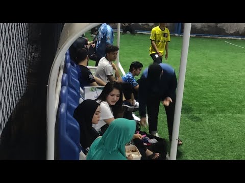 LIVE) CANTIKNYA UNA LESTI DUDUK DIPINGGIR LAPANGAN MENUNGGU RIZKY BILLAR