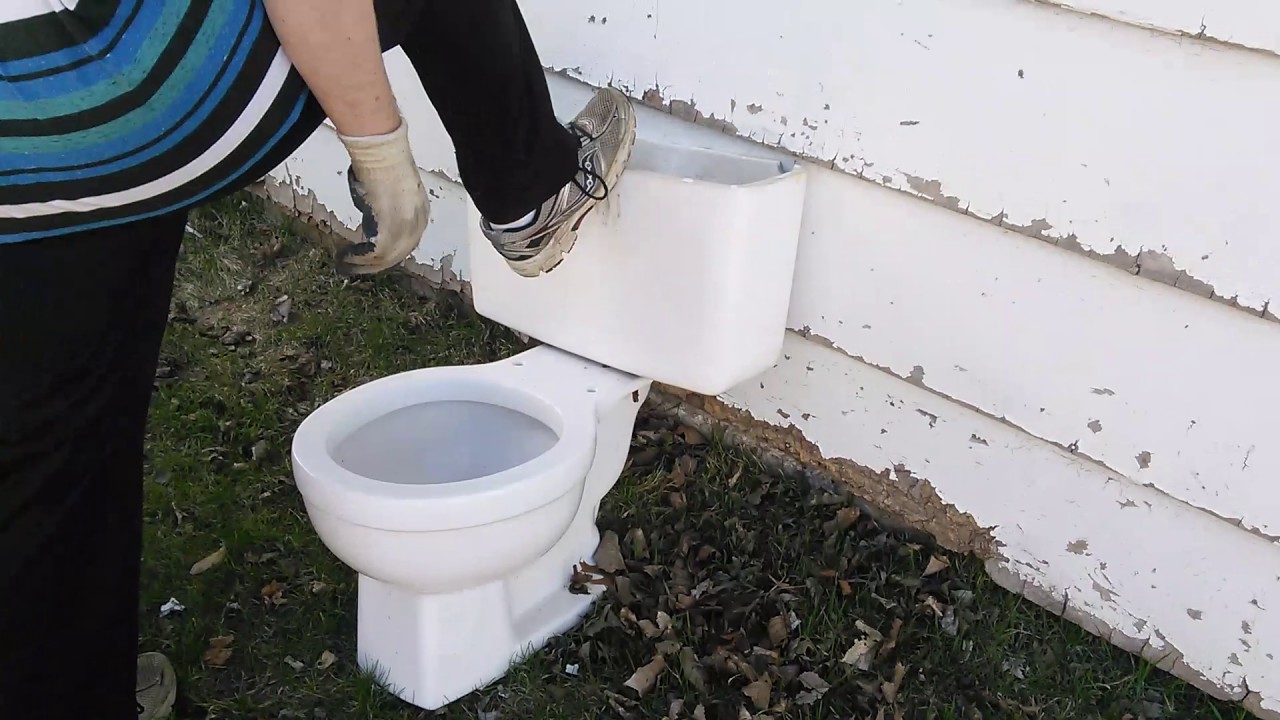 Smashing toilet - YouTube