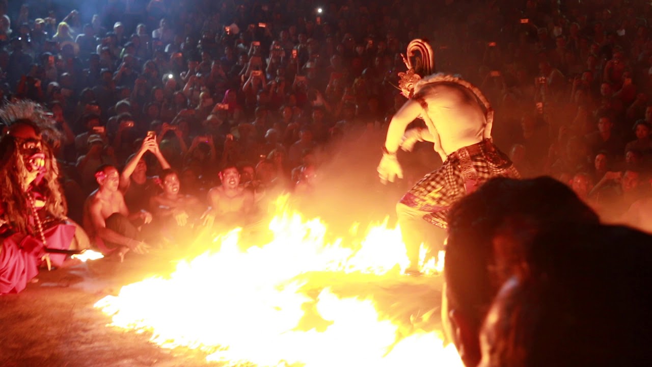 Fire Ceremony at Uluwatu Temple. - YouTube