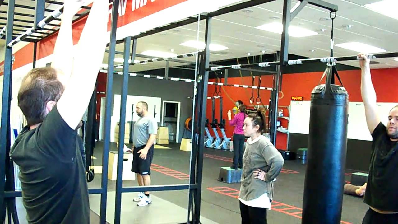 Team CrossFit - Knees to Elbow (strict) - YouTube