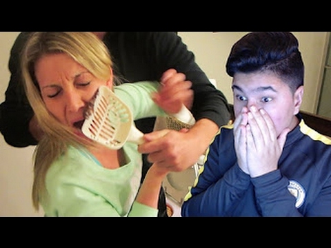 IL MET DU CACA DANS LA BOUCHE DE SA COPINE ! - YouTube