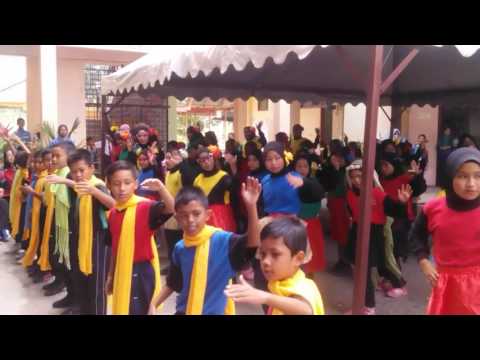 Budak sekolah menengah menari