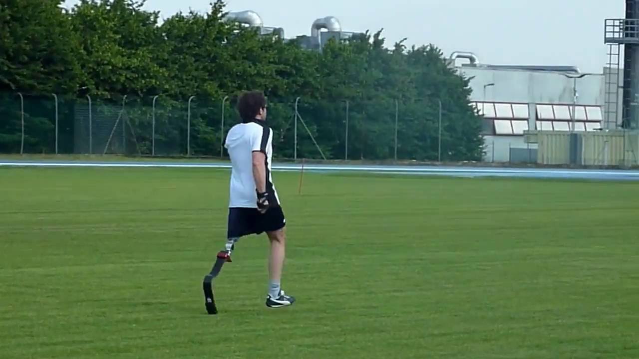 Ortopedia Tirelli - Protesi da corsa, prove su erba - YouTube
