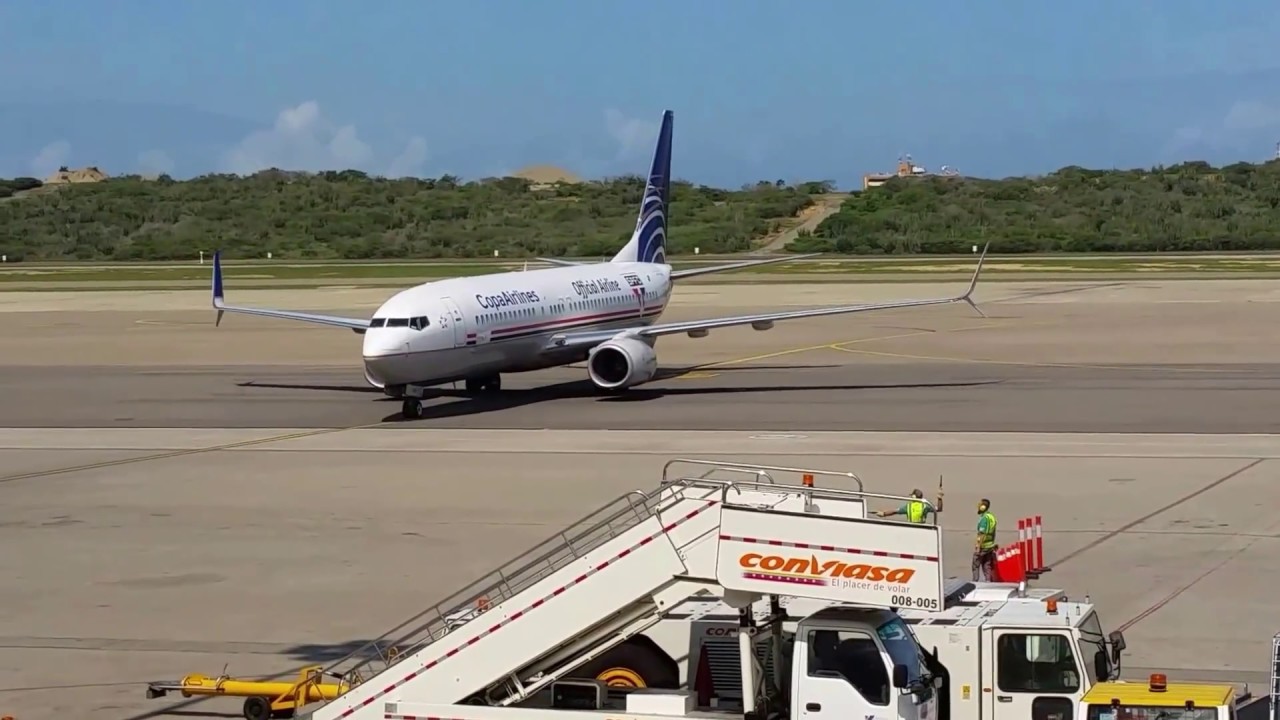 737-800 with split scimitar winglets, Taxiing and parking in terminal ...