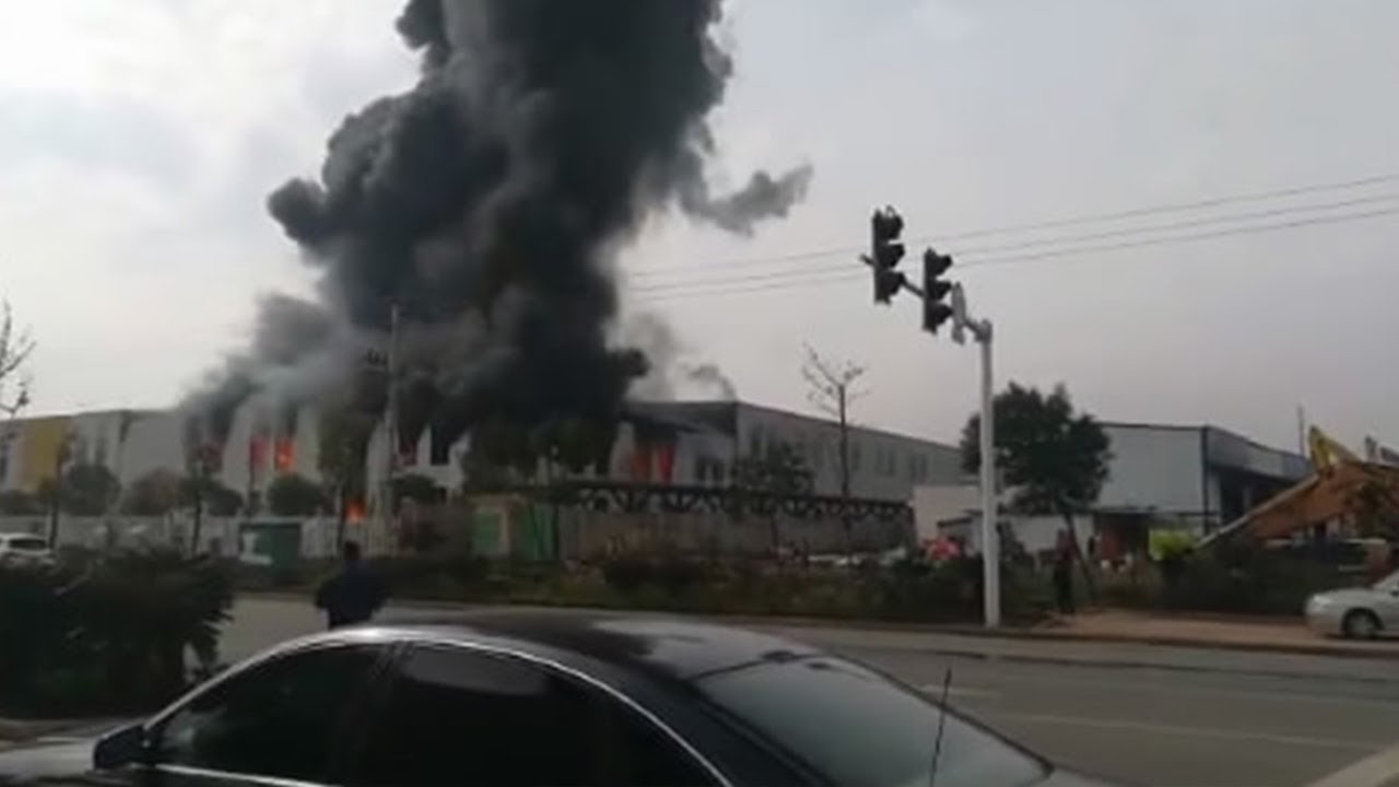 Huge fire breaks out at factory in central China's Changsha - YouTube