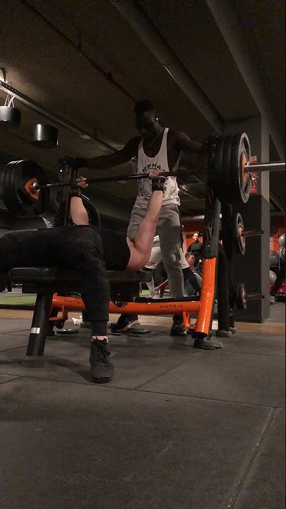 140kg x4 bench at 78kg bodyweight - YouTube