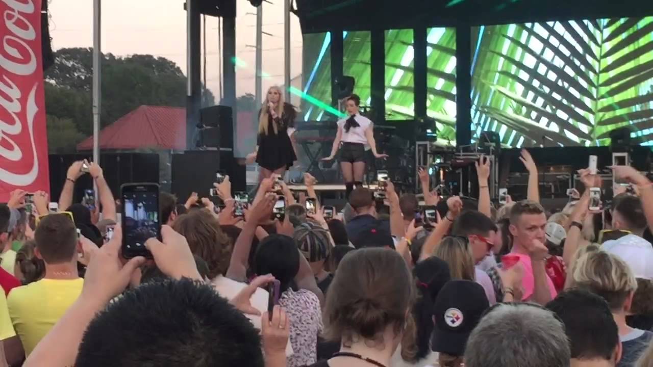 Meghan Trainor "All about that base" October 2014 - YouTube