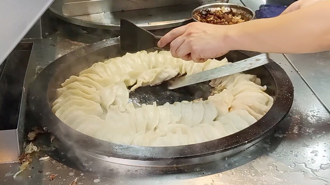 台灣台北石牌夜市三十年老店 阿財鍋貼 潤餅 割包 沙威瑪/Taiwan Taipei Shipai night market streed ...
