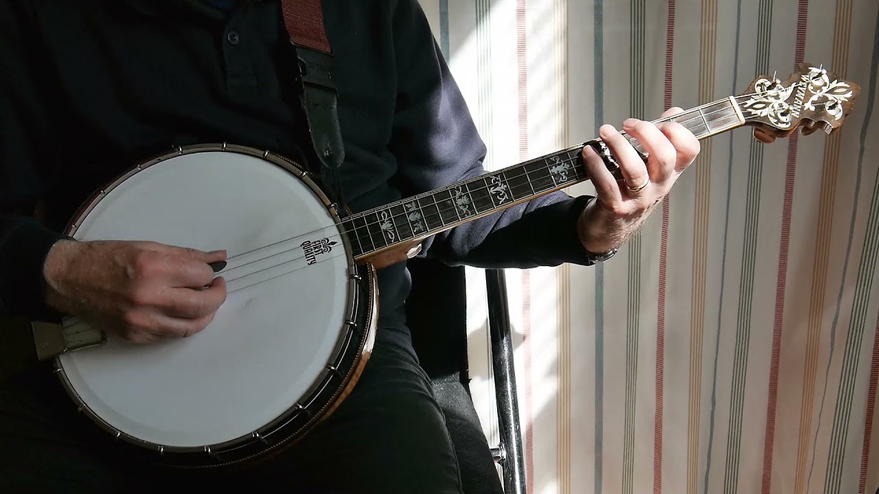 James Bond theme, tenor banjo. - YouTube