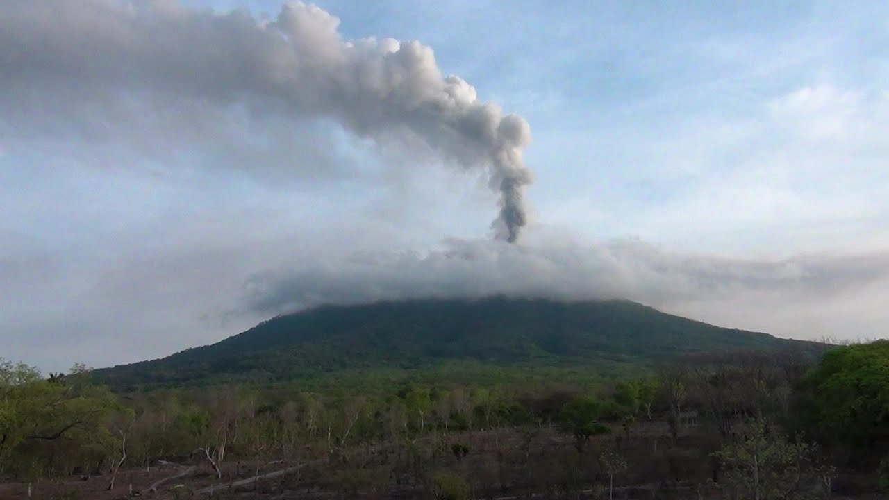 Rumbling Indonesian volcano belches column of smoke | AFP - YouTube