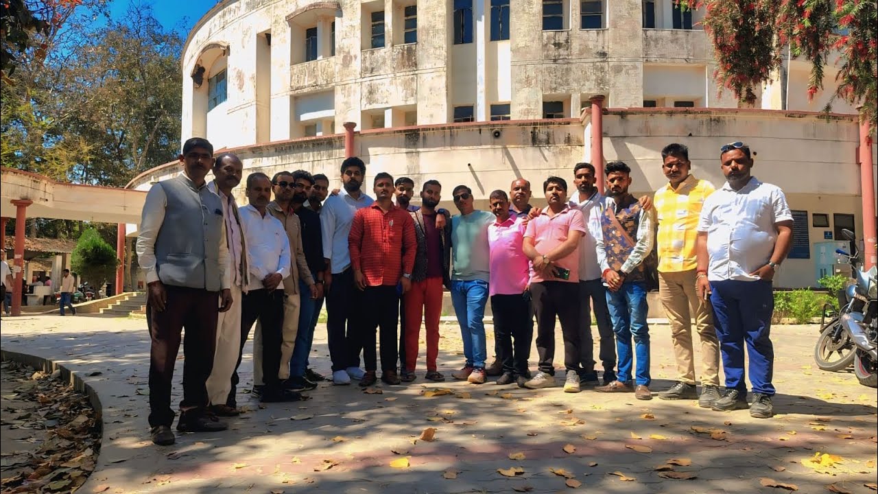 सिरौलीगौसपुर में ब्लॉक सभागार में वीडियो व ब्लॉक प्रमुख ने कवरेज करने ...