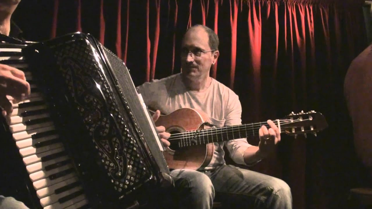 Só danço samba -- Trio 202 - YouTube