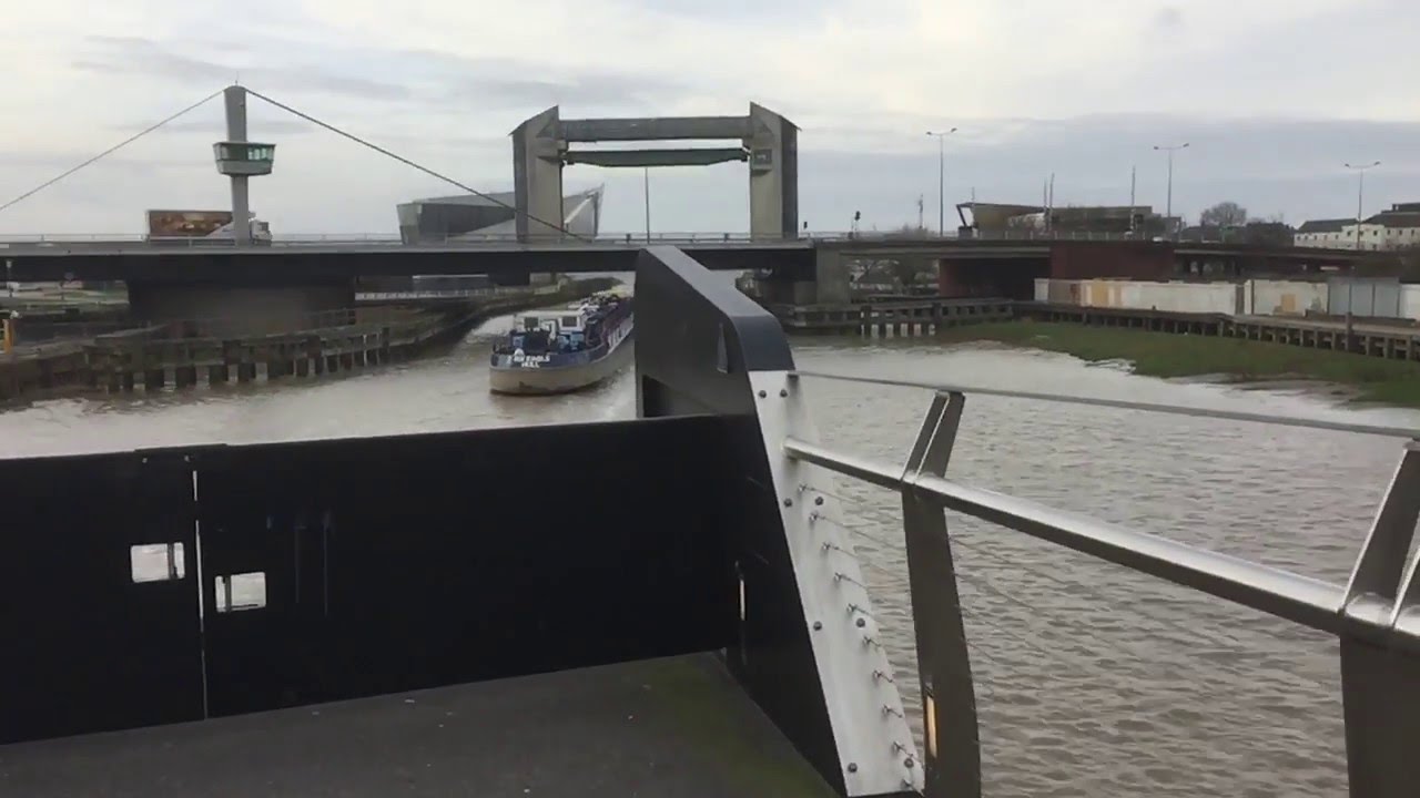 Hull scale lane swing bridge - YouTube