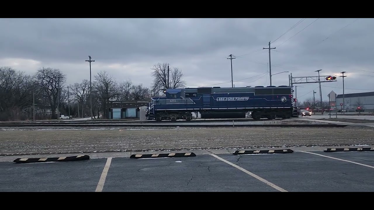 LSRC 6351 Entering Saginaw Yard Eastbound - YouTube