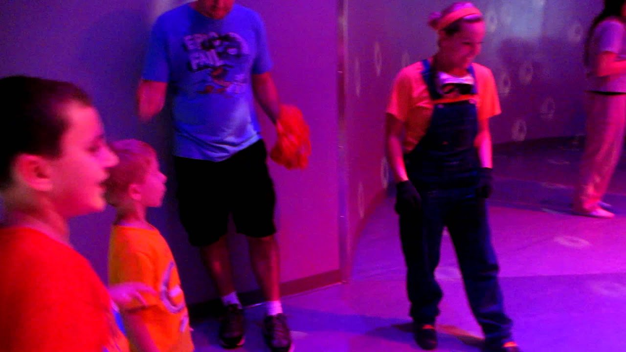 Minion dance party - YouTube
