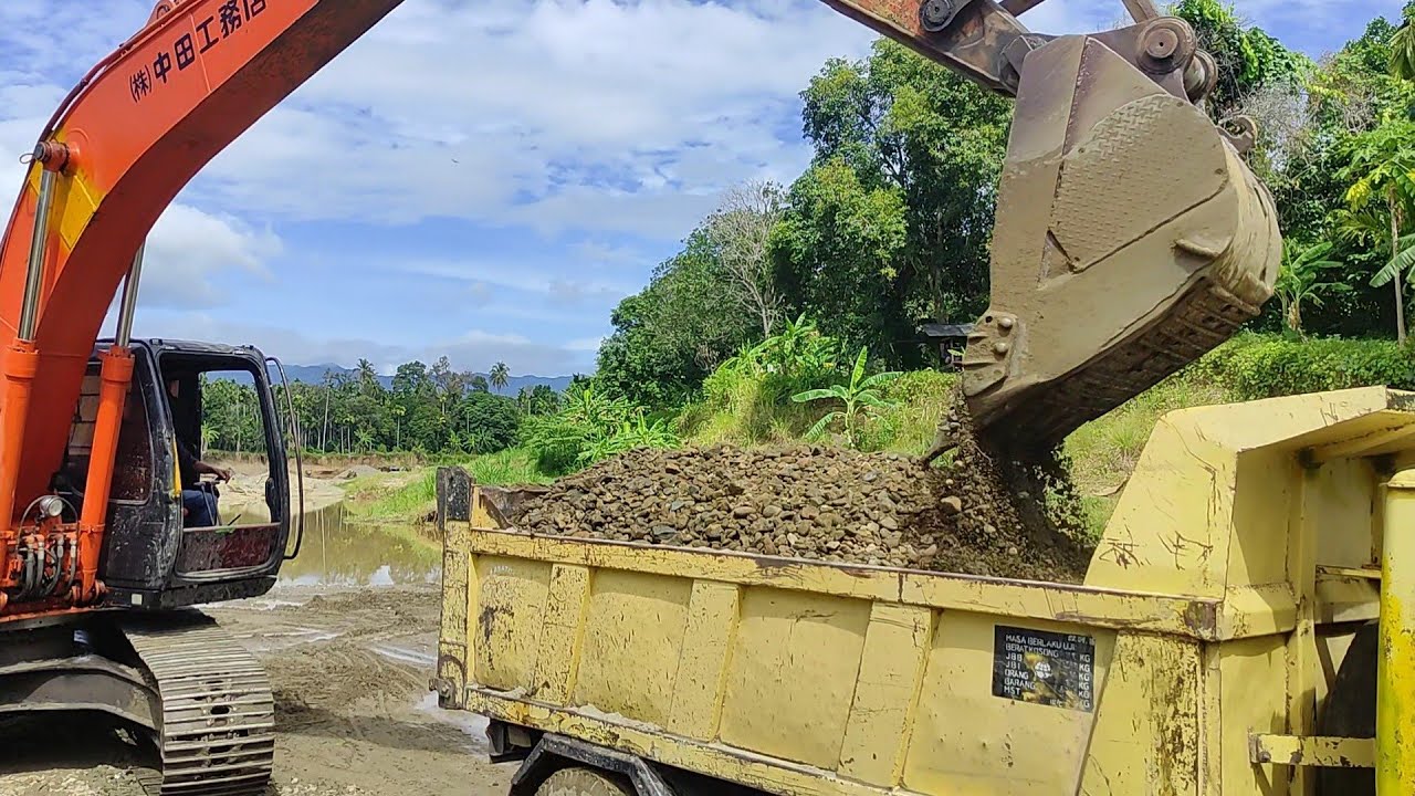 Excavator Beko & Dump Truck Muat Batu Split /Batu kerikil - YouTube