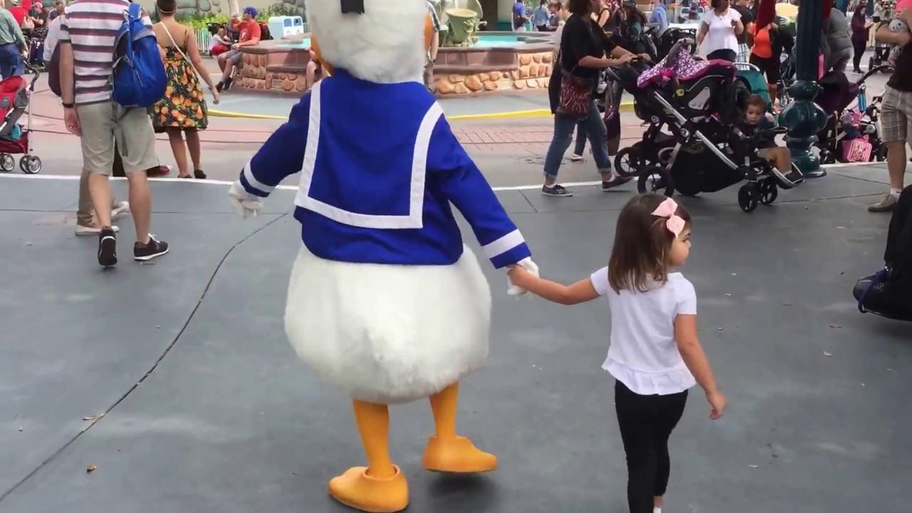 Frankie meeting/walking with Donald Duck in Toontown @ Disneyland - YouTube
