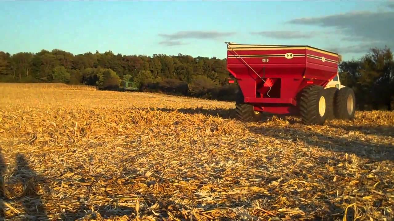 Case 1570 and J&M 750 grain cart - YouTube