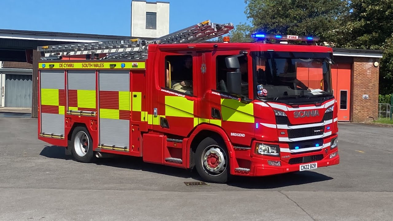 South Wales Fire & Rescue Bridgend Turnout - YouTube