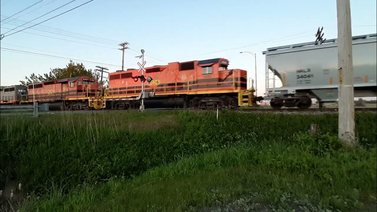 QGRY 6913 long mixed freight train l'epiphanie - YouTube