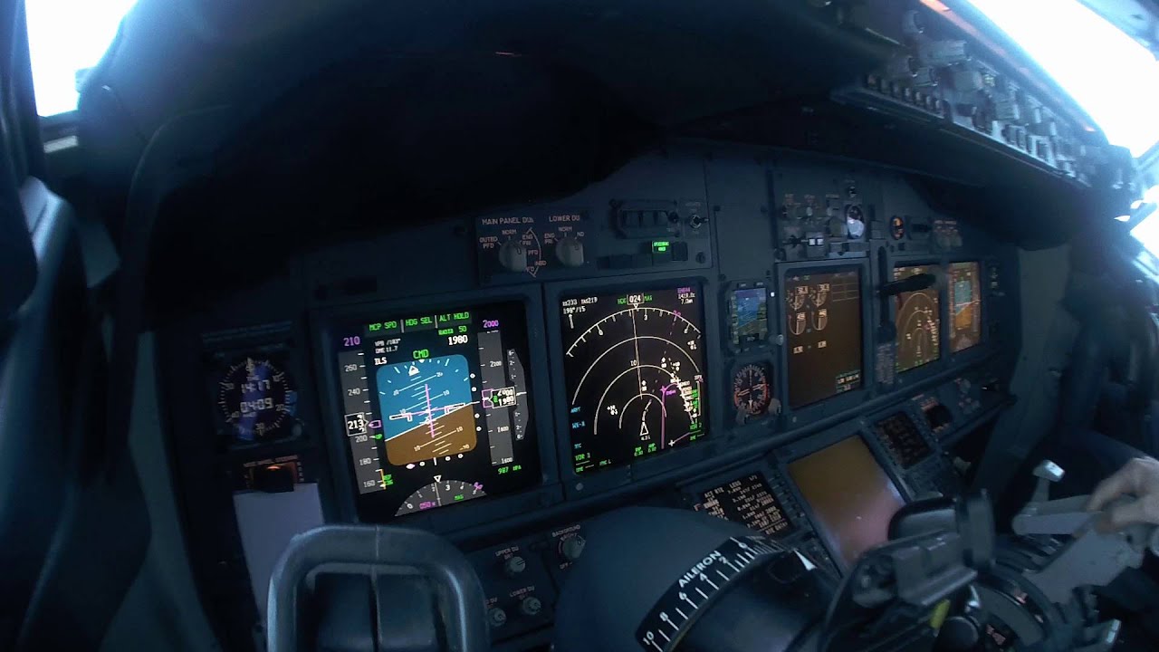 Boeing 737 autoland - Cockpit view - YouTube