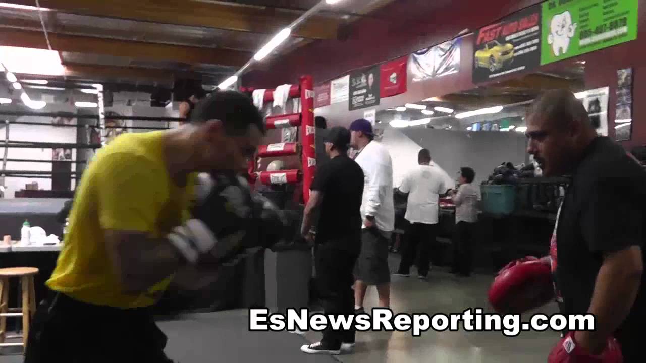 herbert acevedo working mitts at robert garcia boxing acamdey EsNews ...