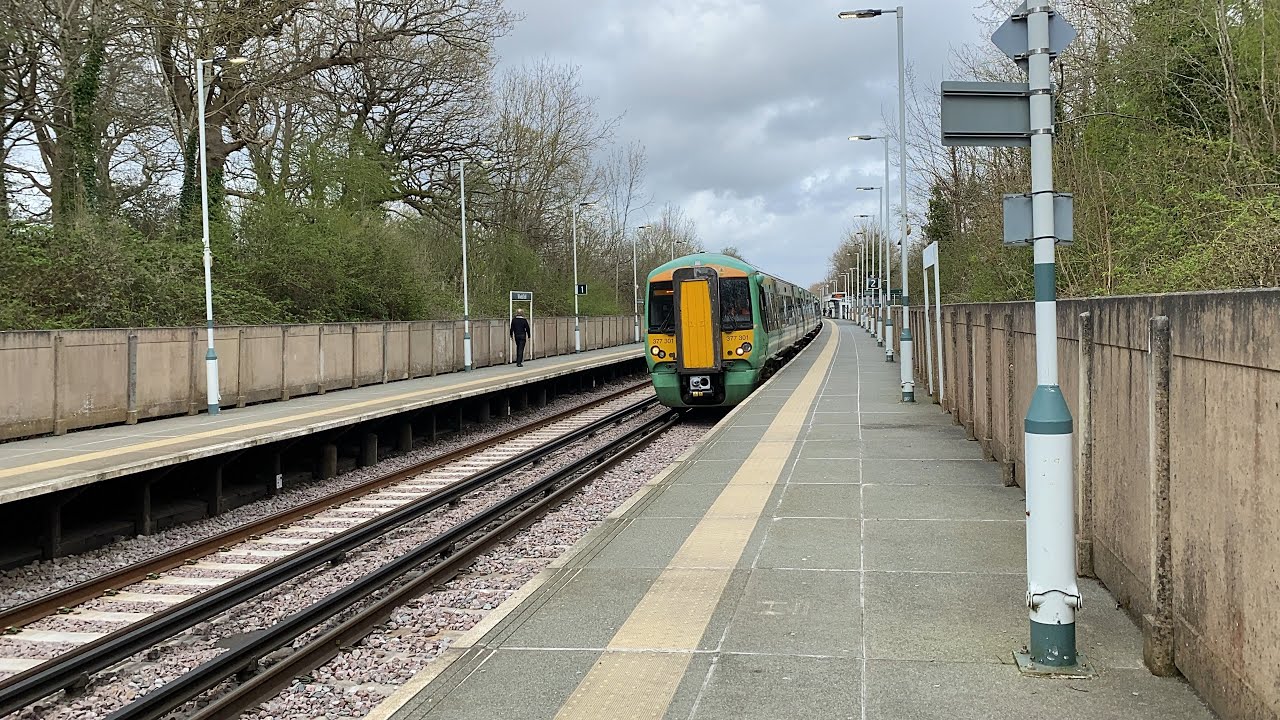 Class 377301, 377311 and 377454 pass through Wivelsfield - YouTube