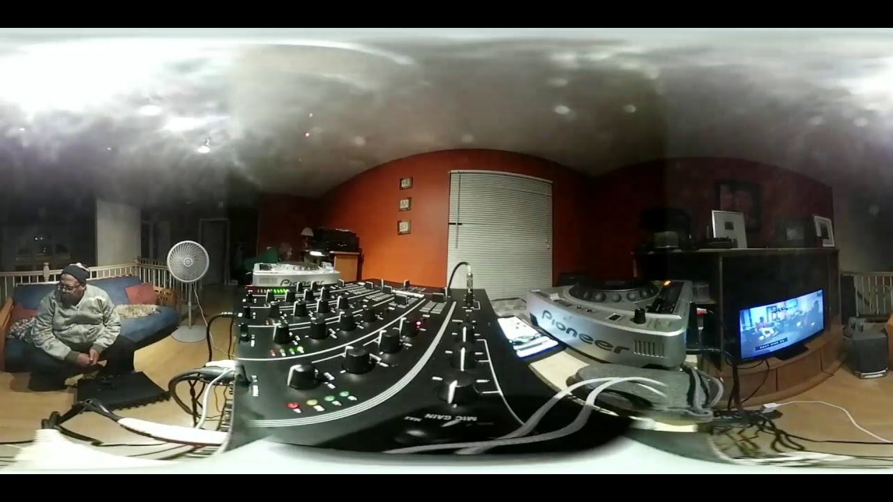 2 Decks, House Music & e5... - YouTube