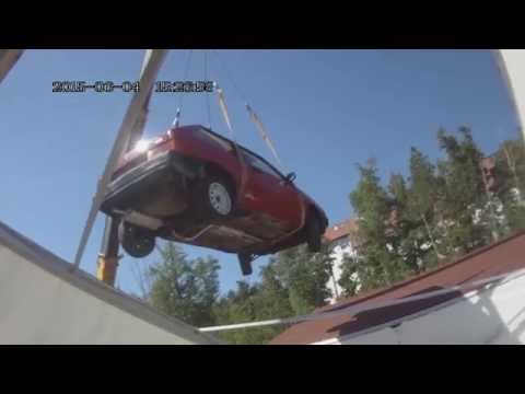 Загрузка вишнёвой «восьмёрки» в шатёр